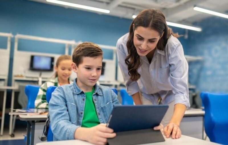 Expert Tips: How to Choose the Best English Tutor | 'Monomousumi'